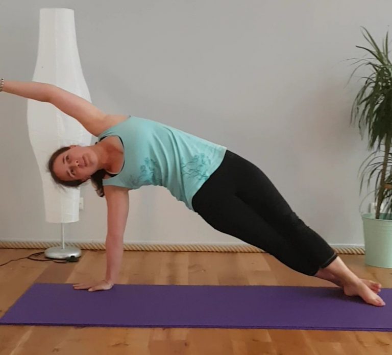 side bend tendu - Small yoga pilates lyon