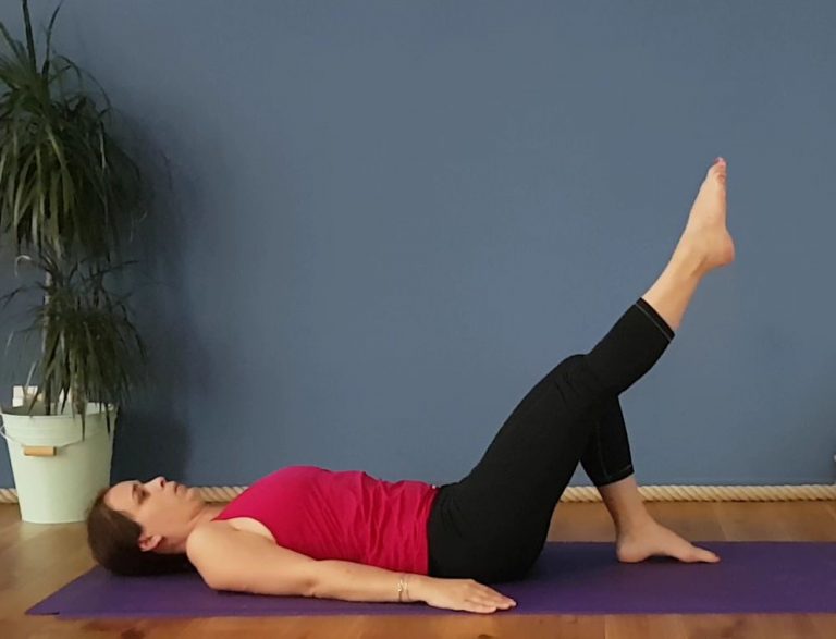 single leg stretch - Small yoga pilates lyon